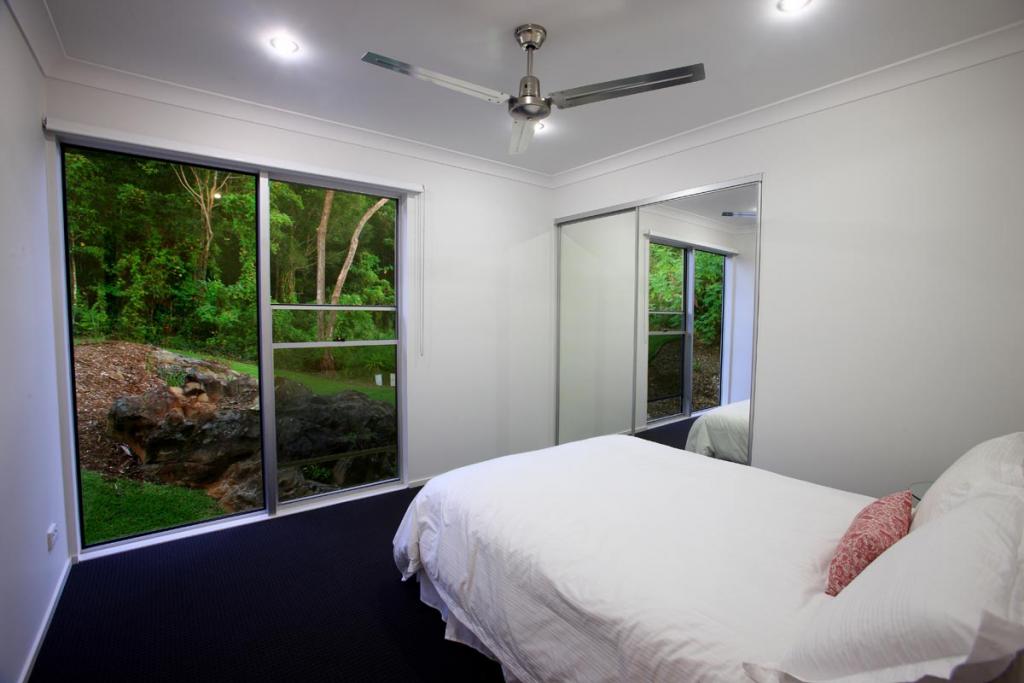 Split-Level-Bedroom-to-View – Ryan Designer Homes